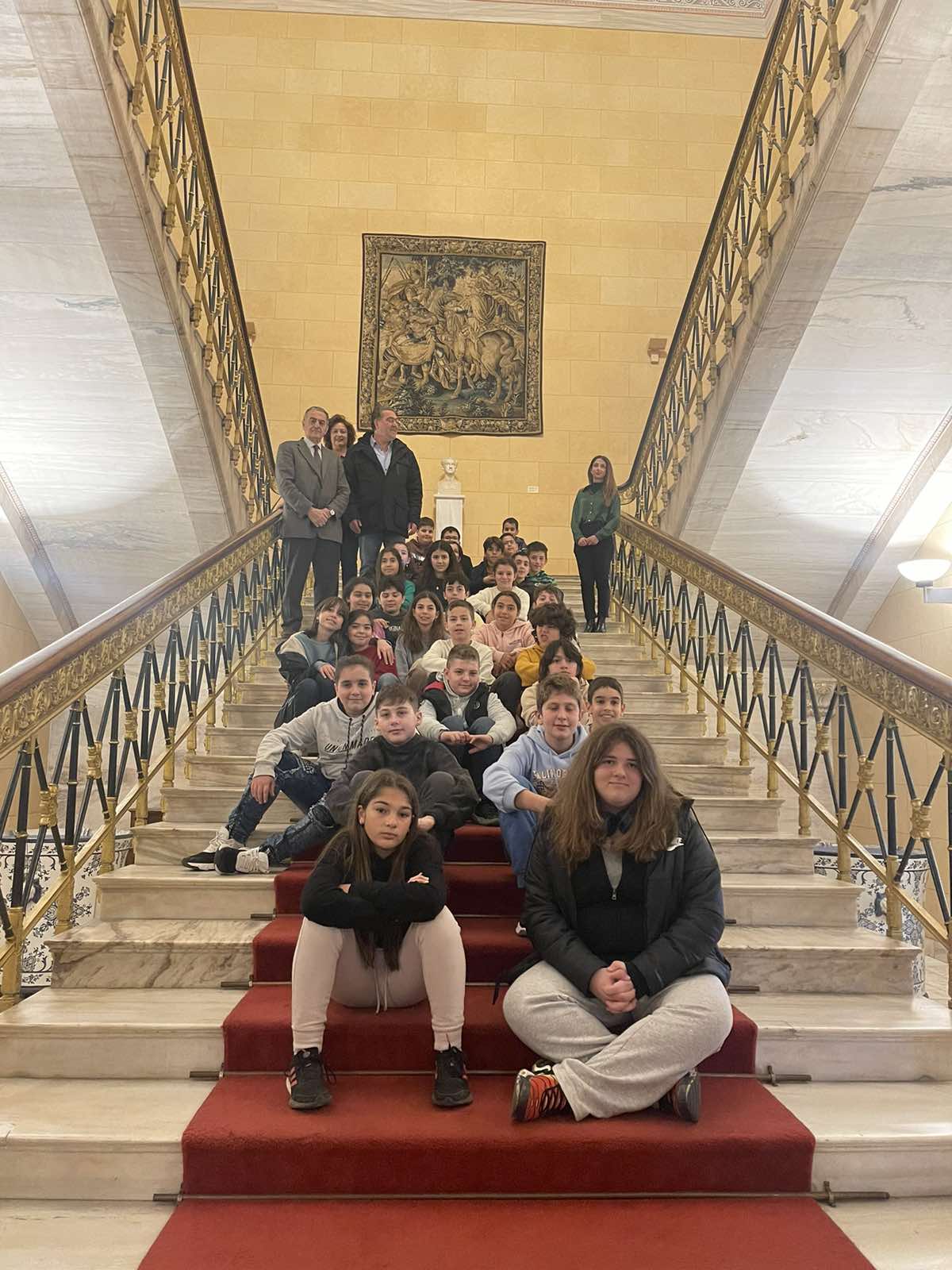 Επίσκεψη από το 3ο Δημοτικό Σχολείο Μυτιλήνης στη Βουλή - Χαράλαμπος ...